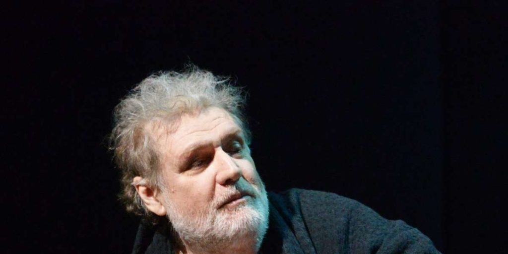 «У меня нет сил»: вдова разрыдалась у могилы Владимира Симонова ...